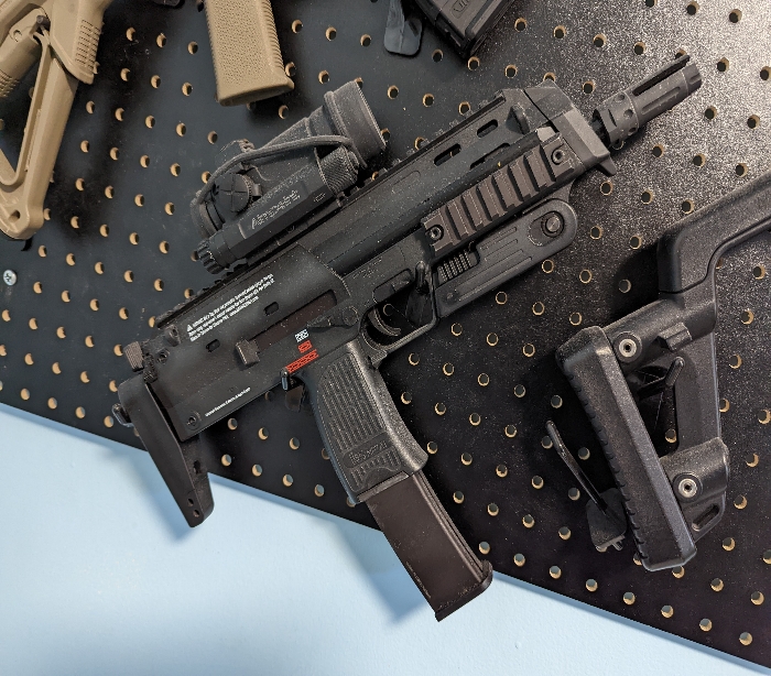 SOLD KWA MP7 + 4 mags and aimpoint repro | HopUp Airsoft