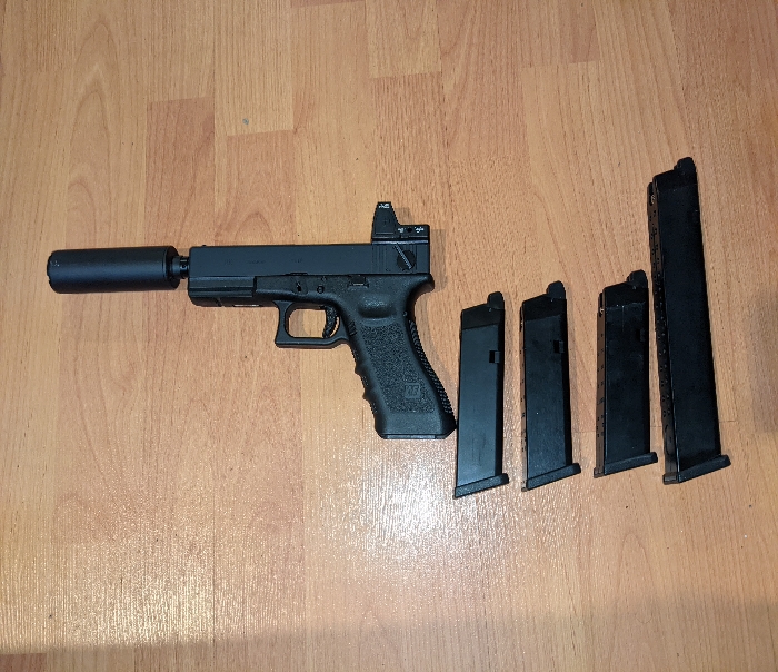 SOLD WE Glock 18c with spare mags and tracer unit | HopUp Airsoft