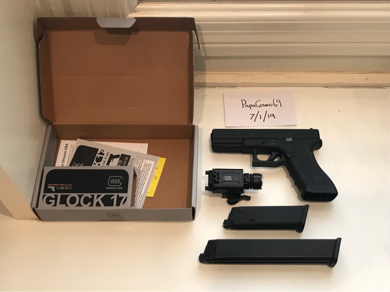 SOLD EF Glock 17 w/ Extended Mag + OEM Mag + UTG 400 Lumen Compact ...